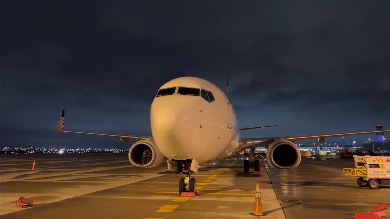 360 view of SmartWings Boeing 737 plane - YouTube