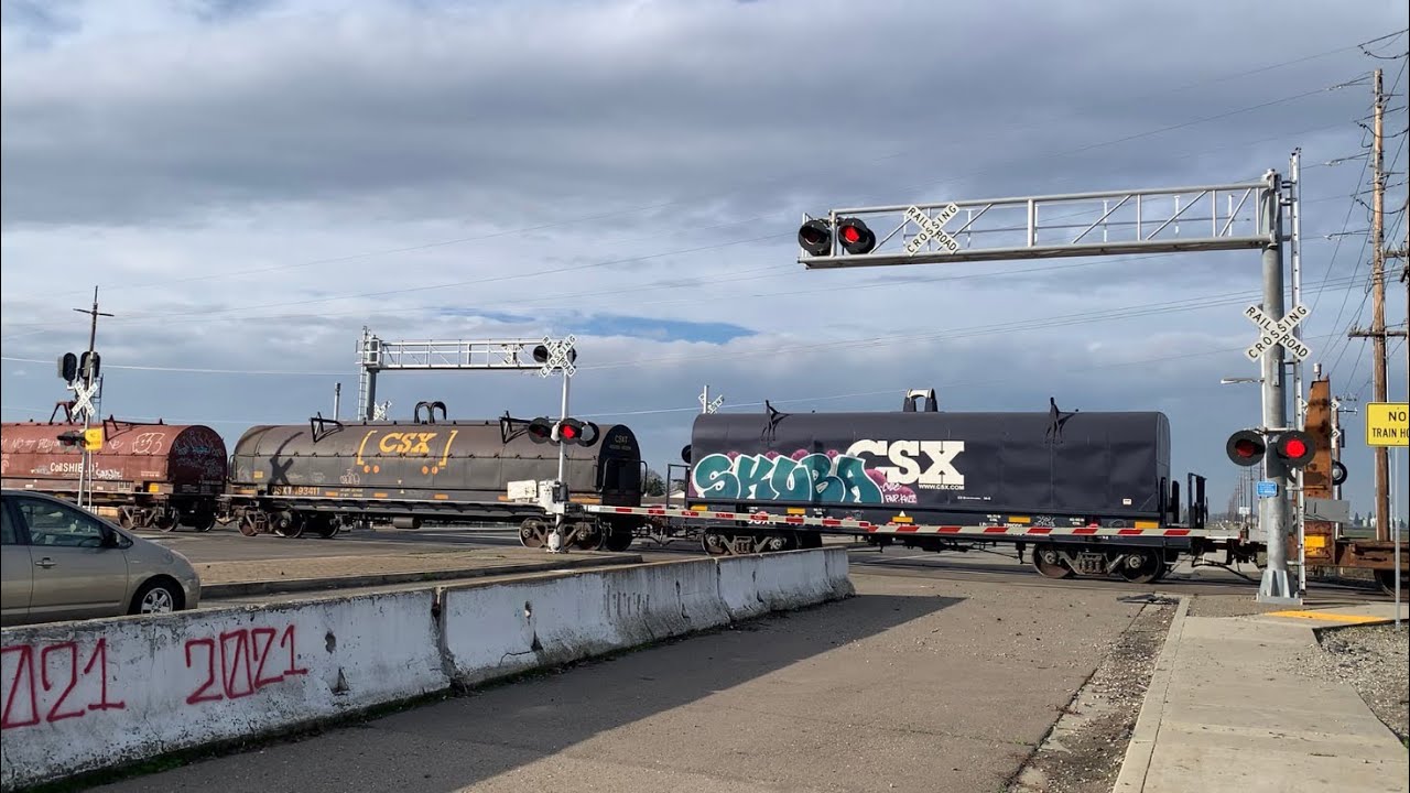 UP 7670 Manifest Freight Train North - E. Morada Lane Railroad Crossing, Stockton CA - YouTube