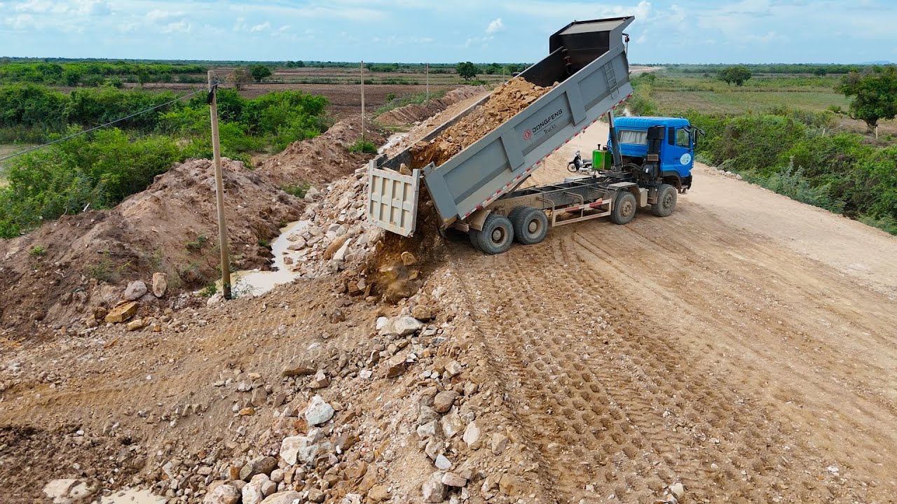 Nice Technique Build Road Skill Operator Bulldozer SHANTUI Push Stone ...