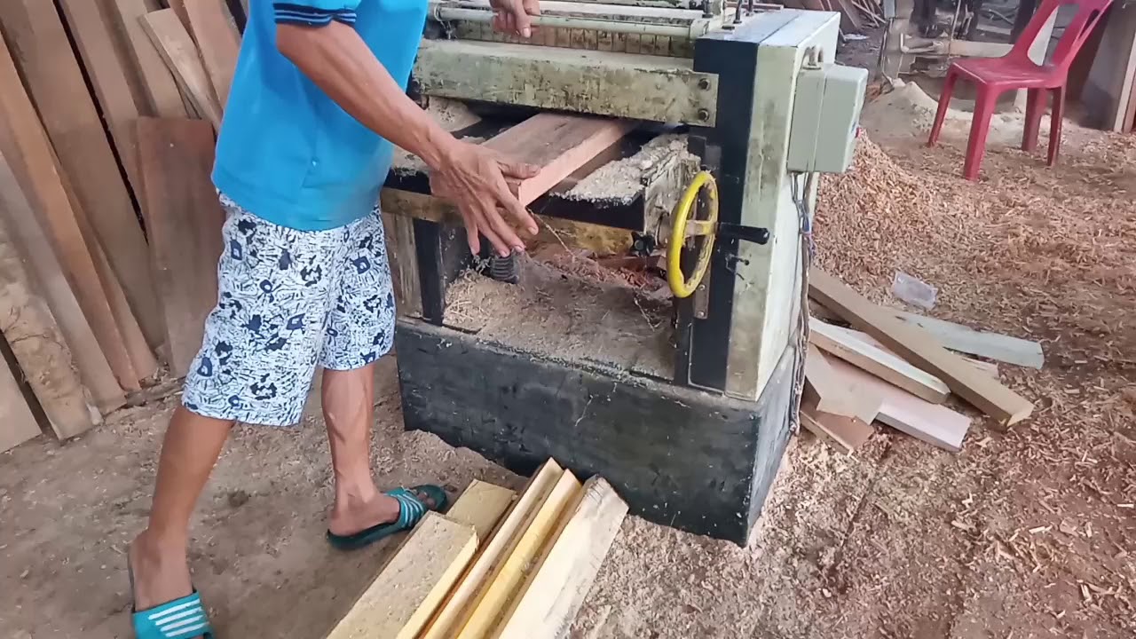 Proses meluruskan kayu dengan cepat menggunakan mesin jointer MB574 ...