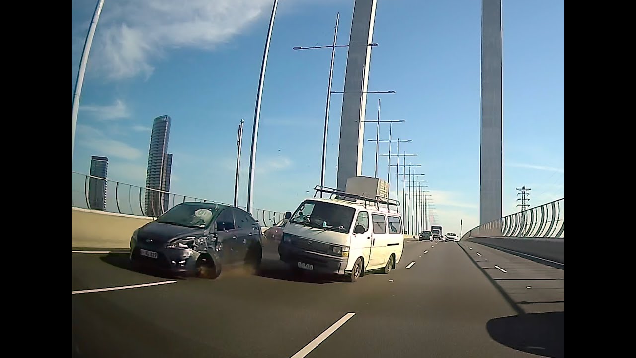 Crash on Bolte Bridge 26 10 2021 - YouTube