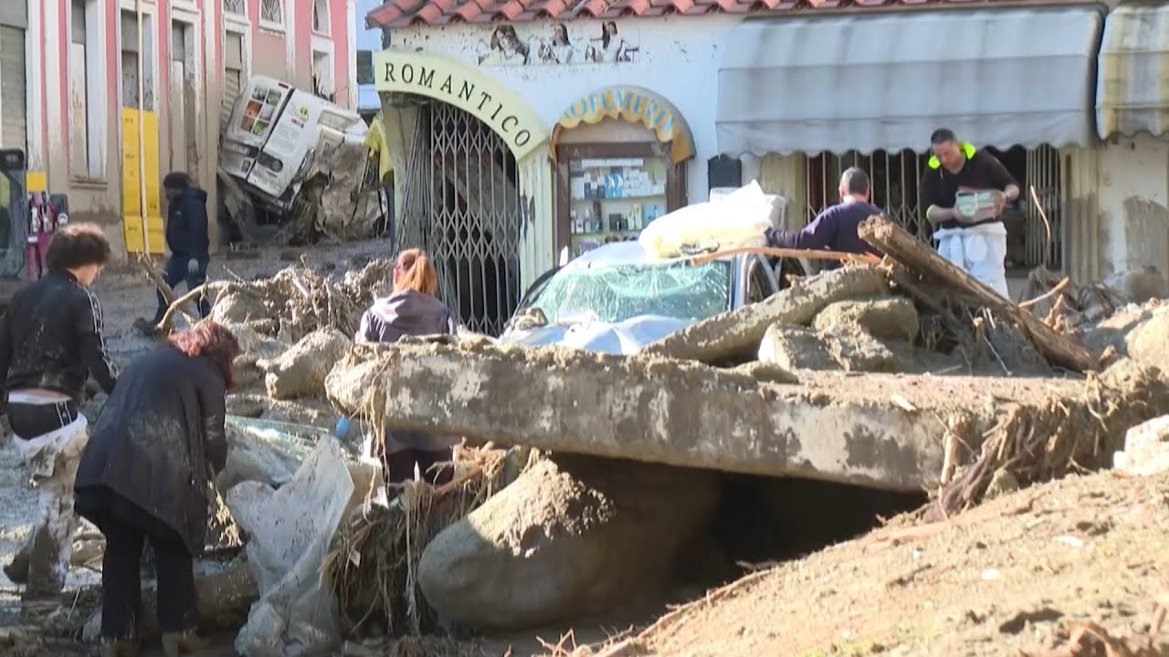 Frana a Ischia, le immagini del disastro - YouTube