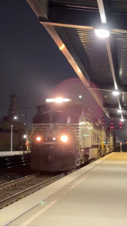 NS 4268 rolls a intermodal past Hammond Whiting IN - YouTube