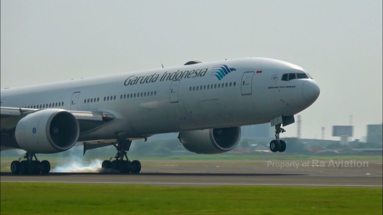 Pesawat TERBESAR GARUDA INDONESIA Landing di Runway 24 Bandara Soekarn ...