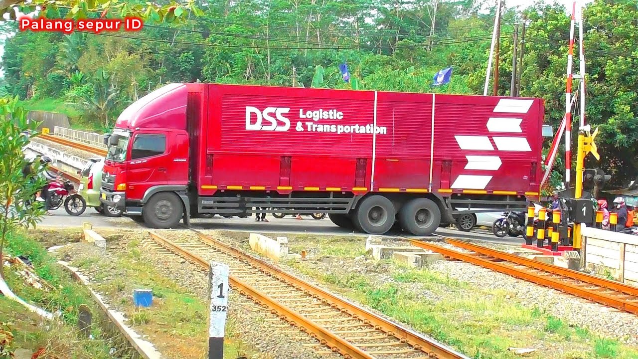 RAILROAD CROSSING | PALANG PINTU KERETA API | 3 JULY 2023 | KA MANAHAN ...