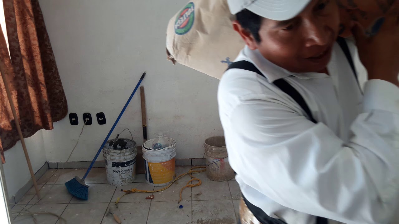 Como cargar bulto de cemento - YouTube