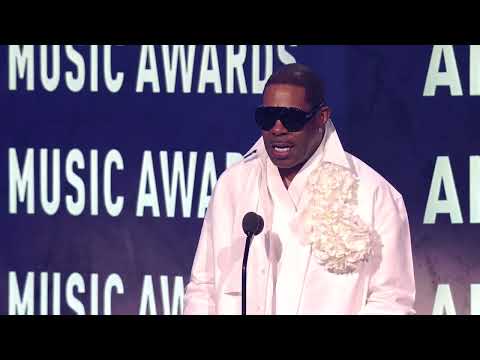 Busta Rhymes Presents the Award for Artist of the Year [52nd American Music Awards]