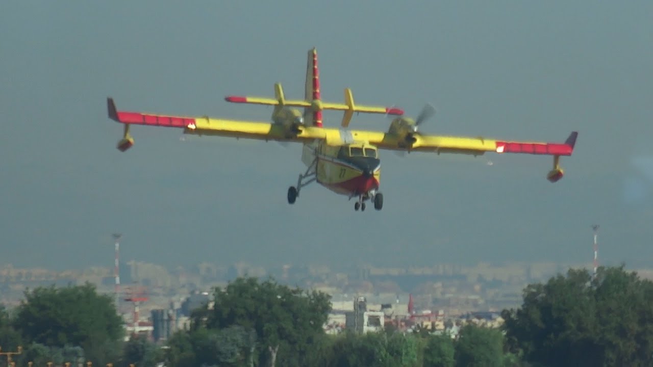 Italian Canadair CL-415 (I-DPCC) Firefighting Aircraft landing ... Italian Canadair CL-415 (I-DPCC) Firefighting Aircraft landing ...