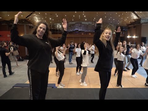Dünya Kız Çocukları Günü - Azra Akın  | Çisil Sıkı