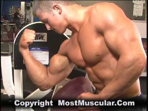 Bodybuilder Benjamin Roden curls, poses - YouTube