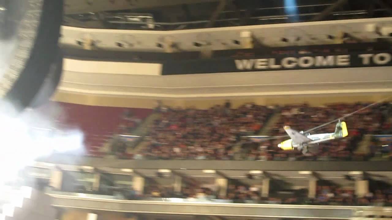 Roger Waters In The Flesh Plane Crash Philadelphia 11/11/2010 - YouTube