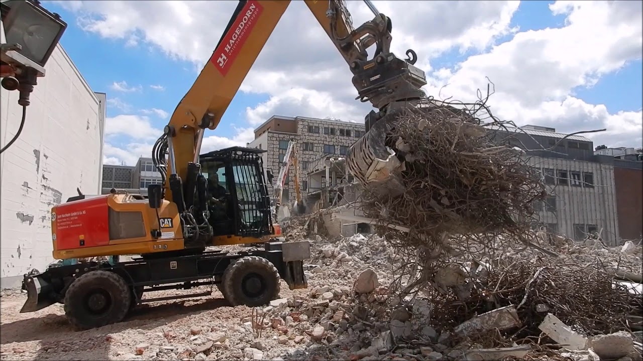 Bagger CAT M322F - YouTube