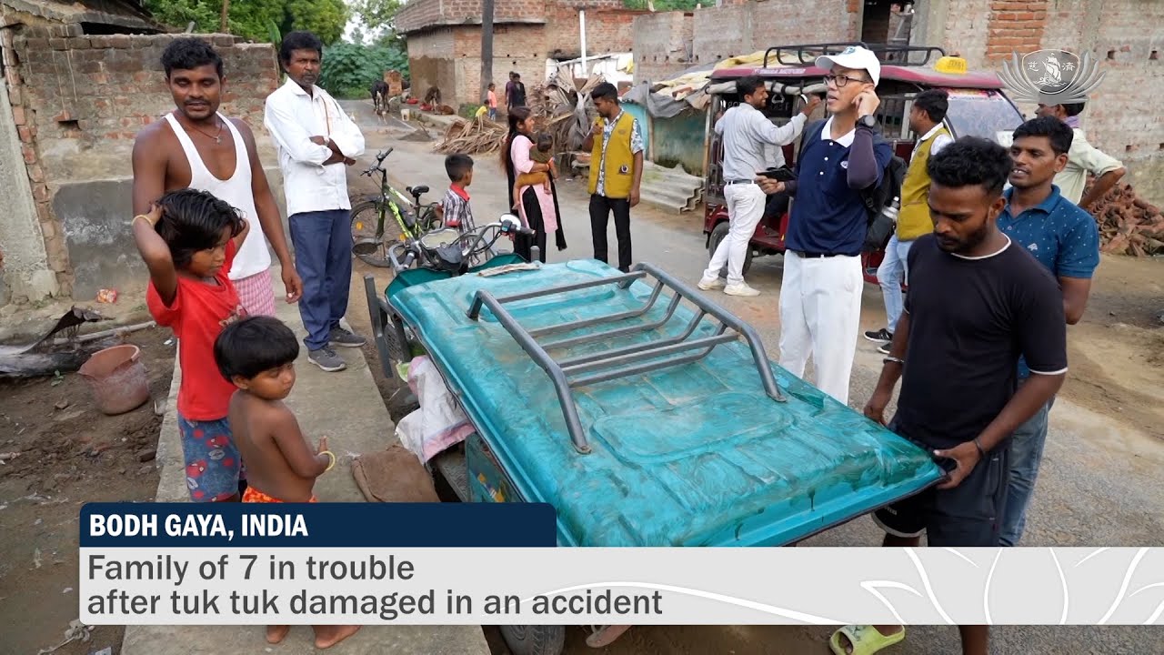 Family of 7 in trouble after tuk tuk damaged in an accident - YouTube