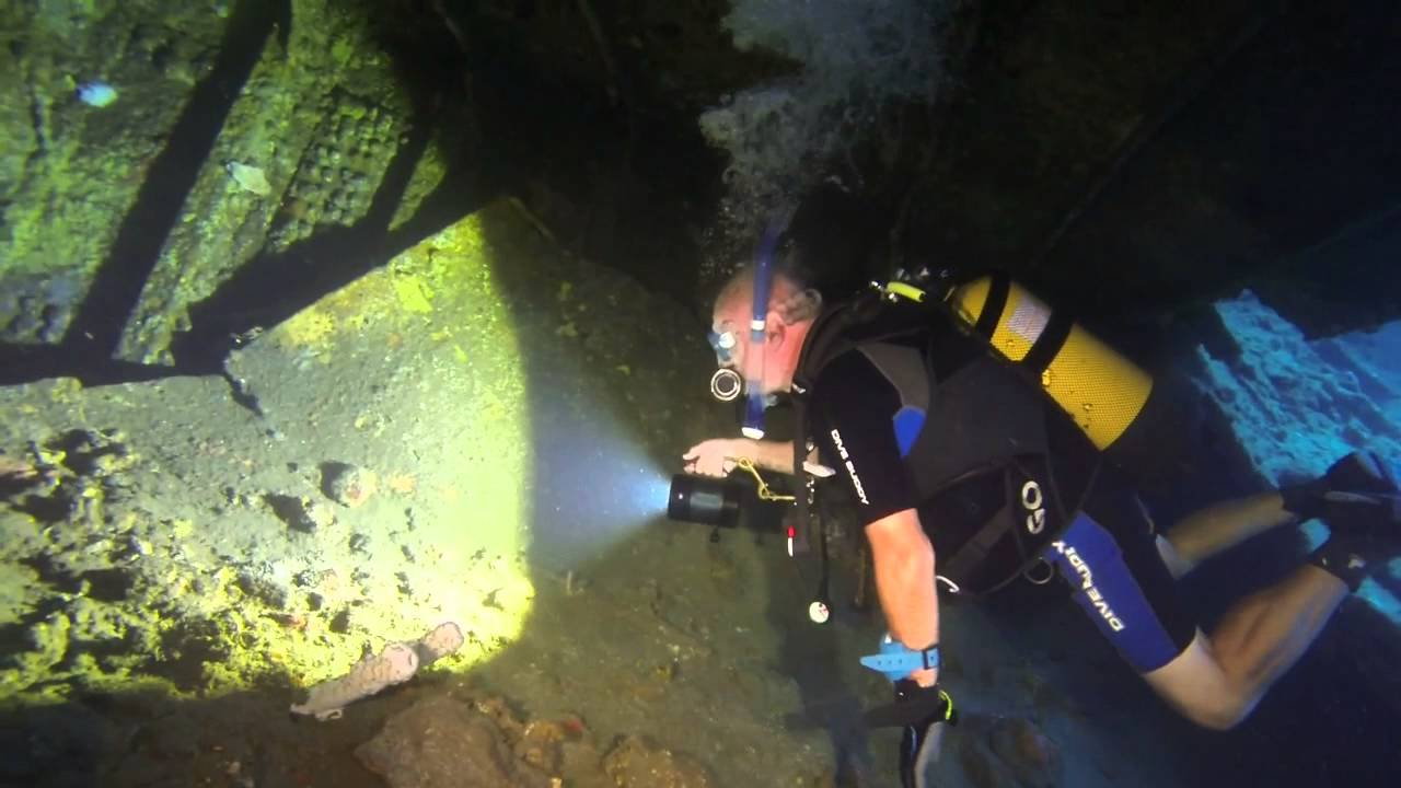 Phil Beaudry explore l'étrave du RORAIMA jusqu'à la poche d'air - YouTube