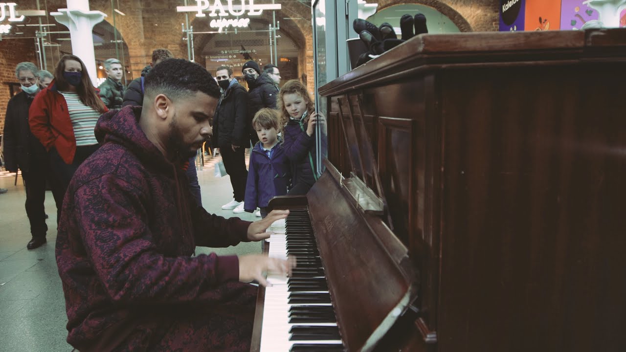 Little kids MESMERISED by street piano performance | R.S.I - Karim ...