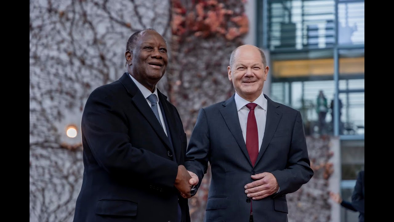 Le Président de la République échange avec le Chancelier allemand, Olaf ...