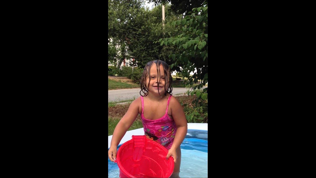 The little girl water challenge - YouTube