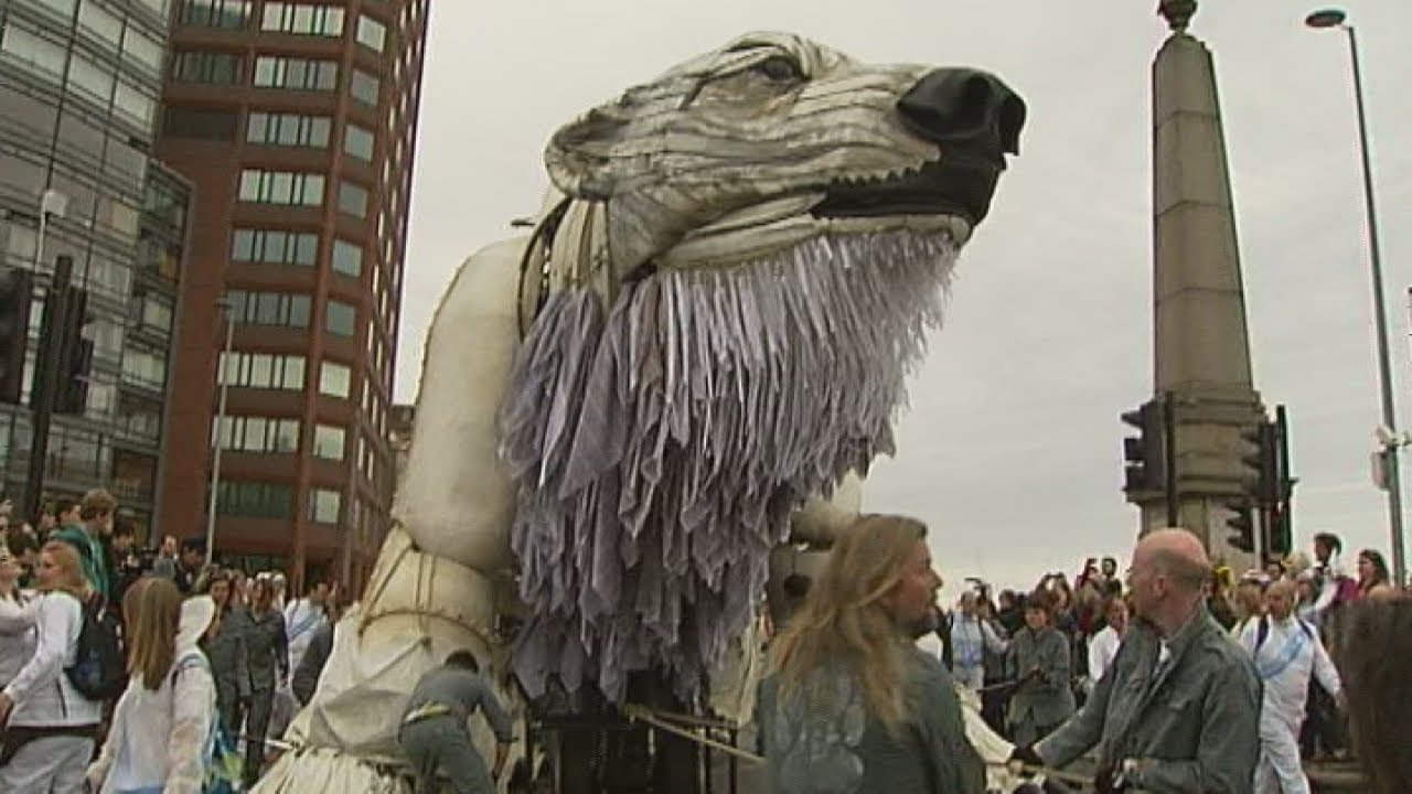 Giant polar bear leads Greenpeace protest to save the Arctic - YouTube