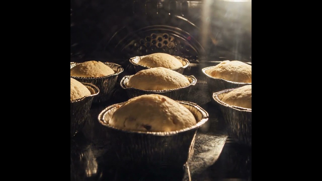 Timelapse of Muffins Rising In The Oven #baking#bakeoff#satisfying# ...