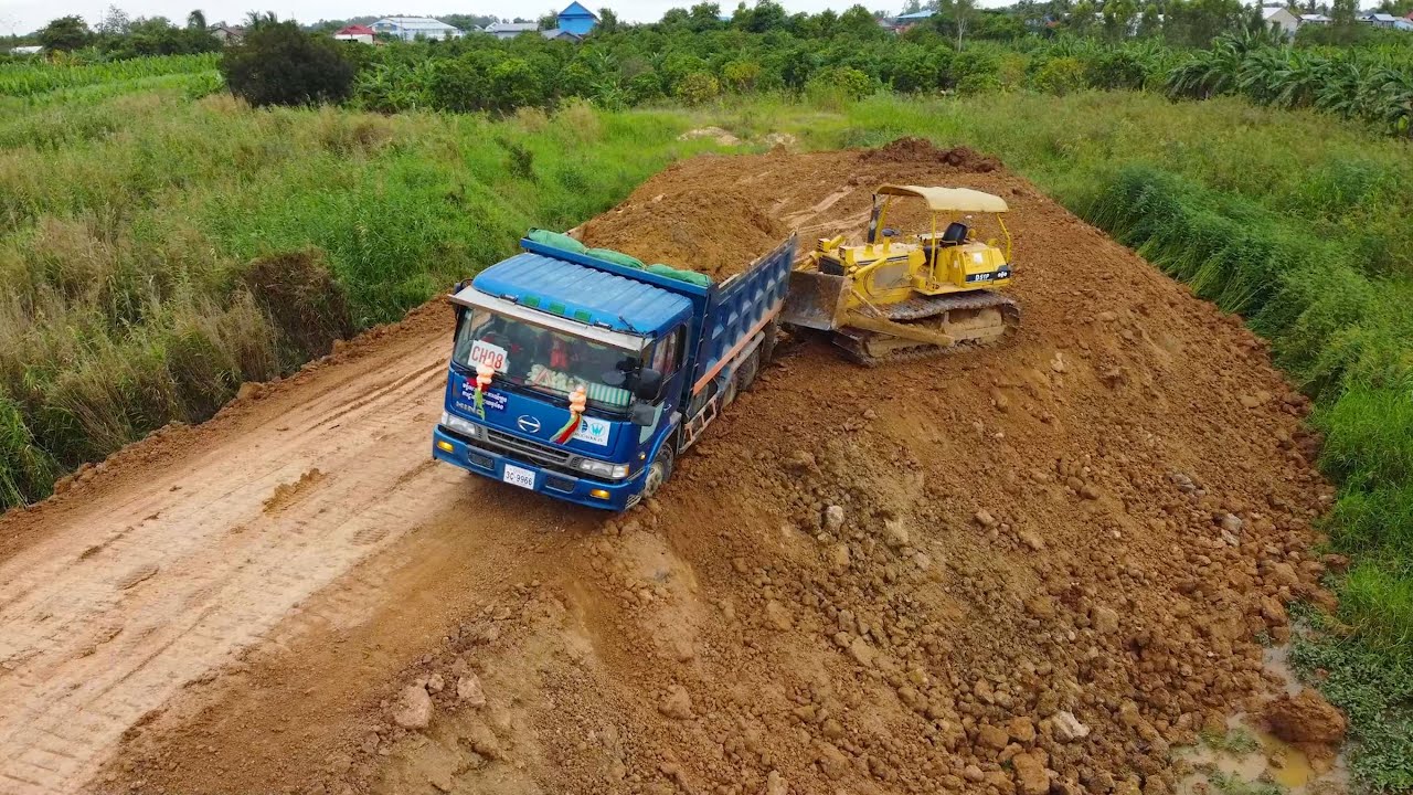 NEW UPDATE! Great Team work! Dozer KOMATSU D51P Pushing soil clear with ...