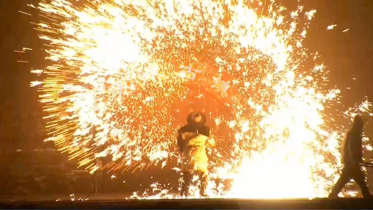 Molten iron splash performance staged to celebrate Chinese Spring ...