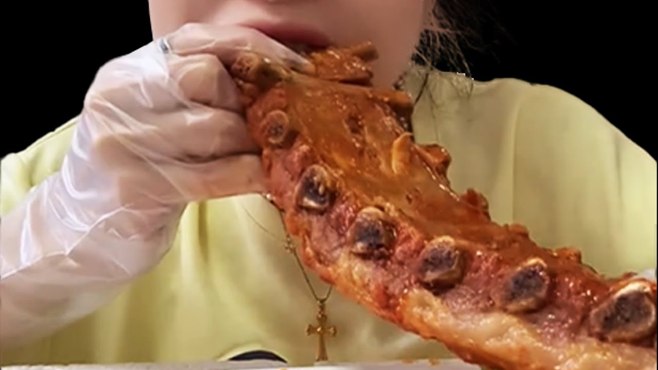 Eating spicy spare ribs are very delicious - YouTube