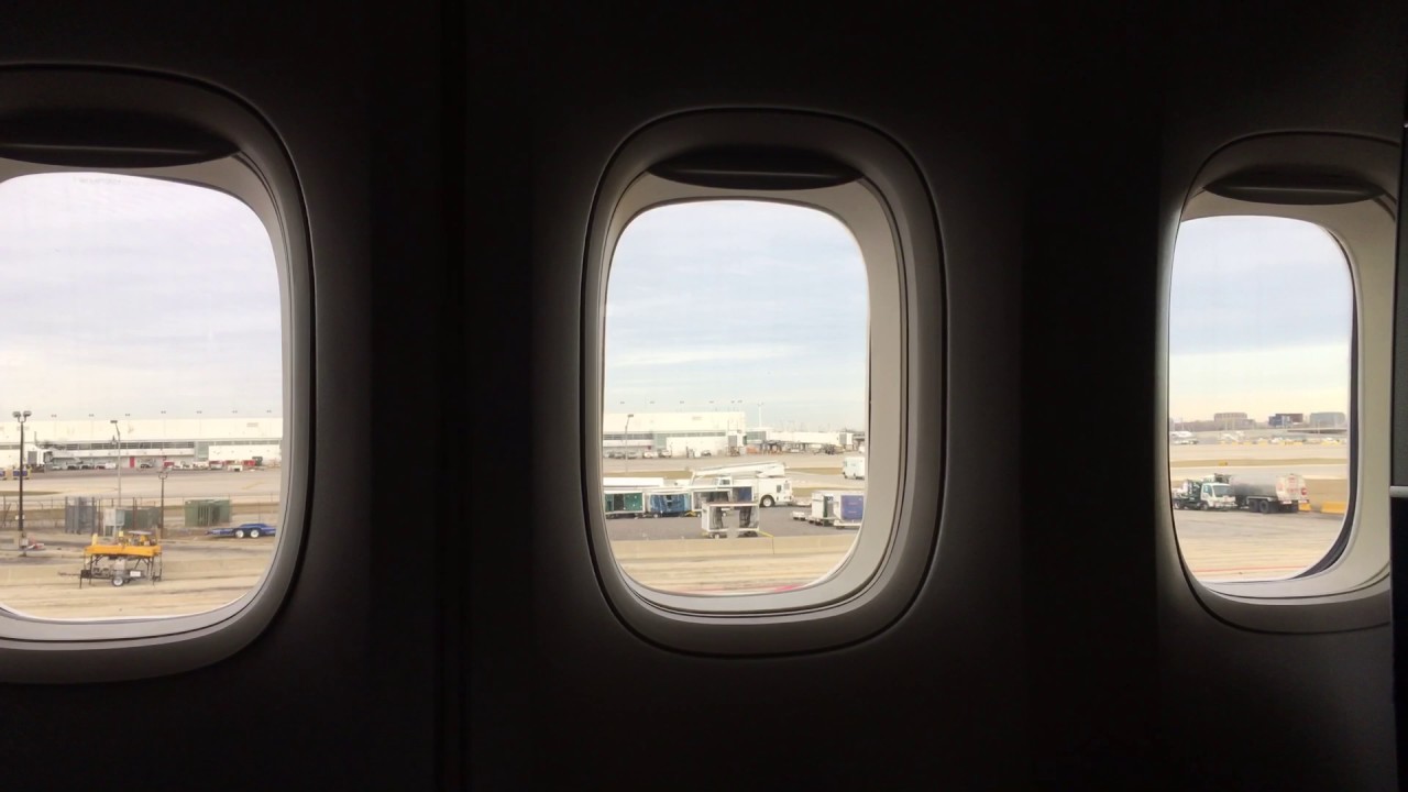 United Flight 881 taking off from Chicago O'Hare International Airport ...