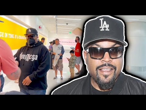 Ice Cube Happily Signs Autographs For His Well-Behaved Fans - YouTube