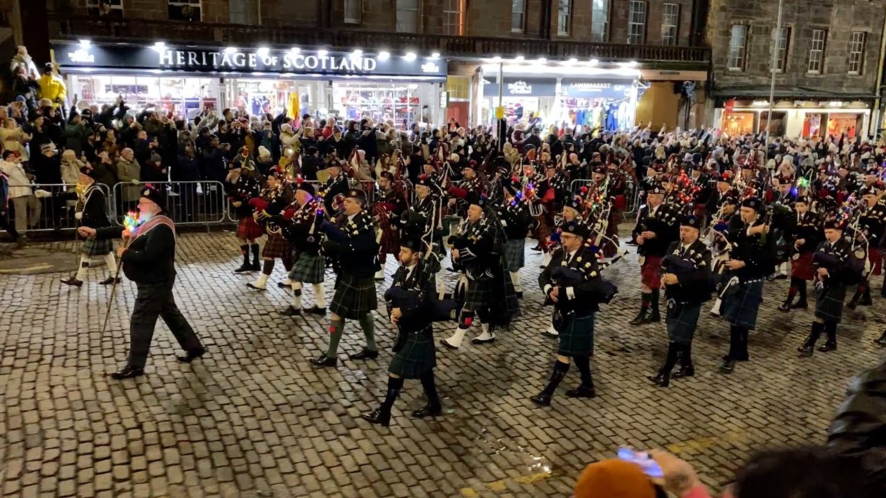 2023 Edinburgh's Hogmanay Torchlight Procession on 29 December - YouTube