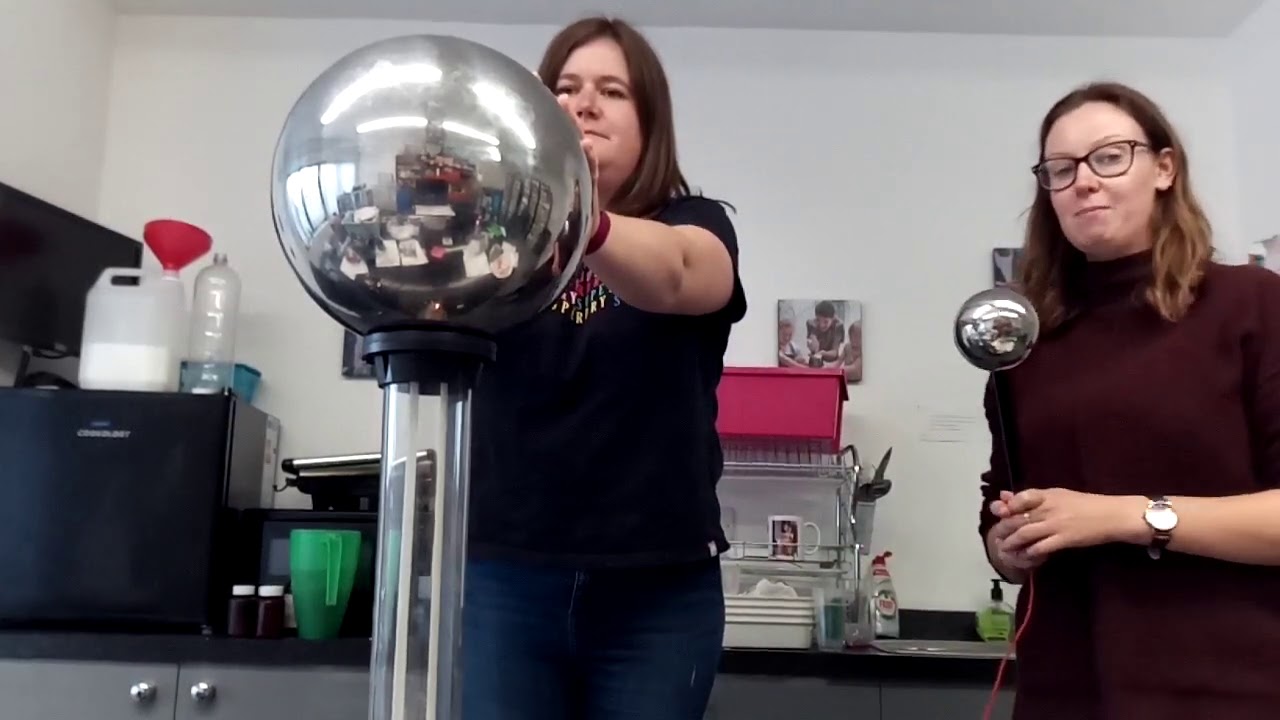 How to use the Van de Graaff generator - YouTube