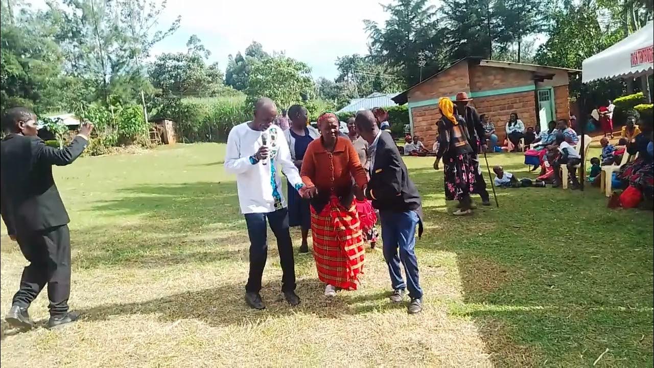 Achomin mama performs at Kaitui areas by MC kiprono Taachan - YouTube