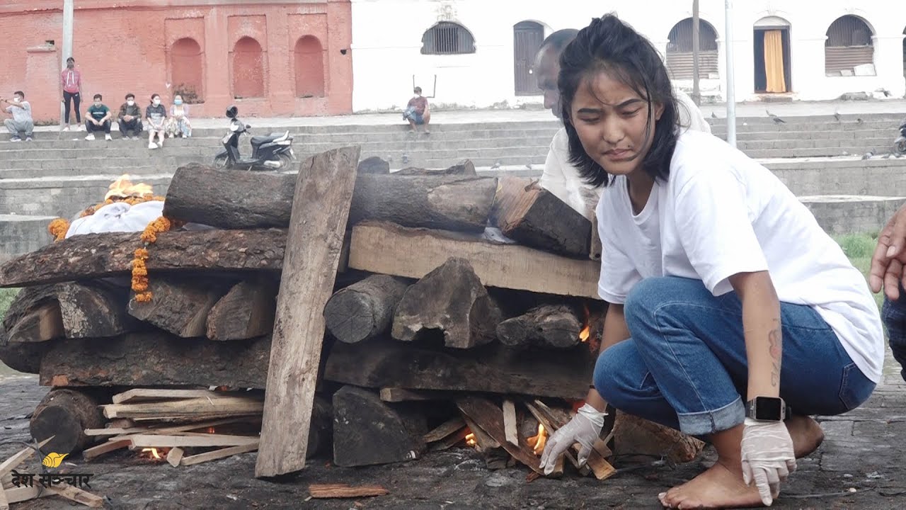 बेबारिसे लासहरुलाई दागबत्ती दिने यी १८ वर्षीया युवती ।। Sapana Roka ...