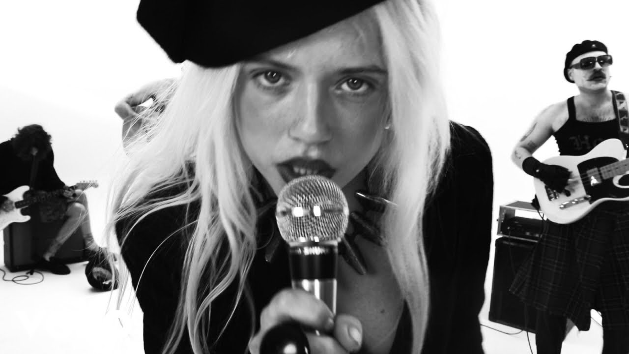 Paula Dalla Corte - Heavy Heart (Official Music Video) - YouTube