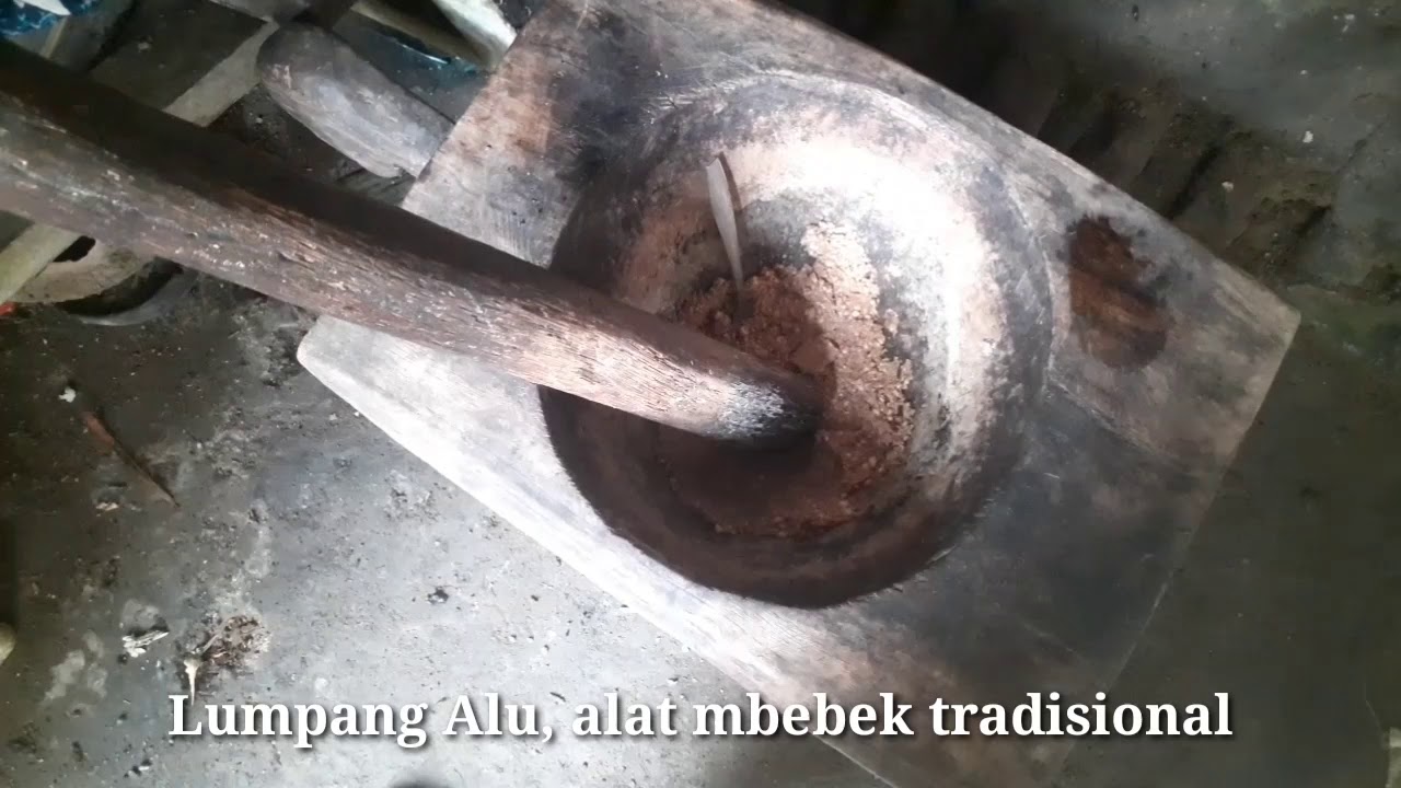Lumpang dan alu, alat tradisional untuk menumbuk padi di masa lampau ...
