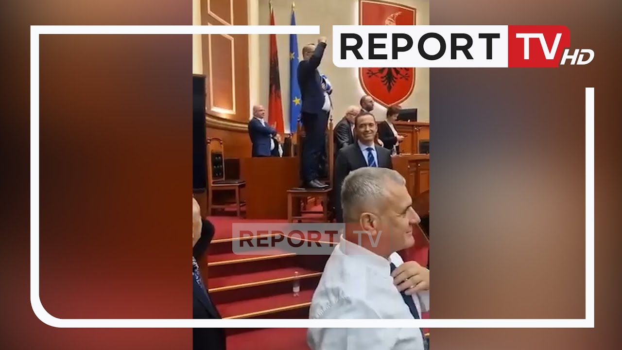 Report TV -Me krahë të fashuar, Saimir Korreshi hipën mbi karrigen e ...