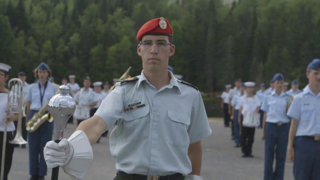 40. Commandements visuels du tambour-major – arrêt de la musique à ...