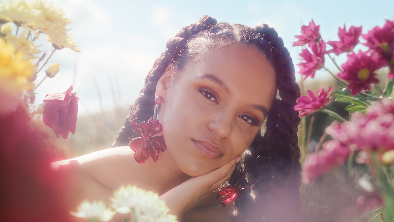 Naiyah - BLUE DREAM (Official Visualiser) 🦋 - YouTube