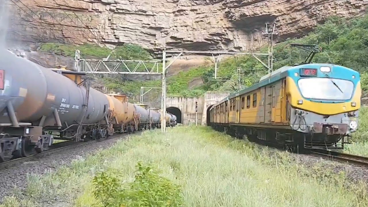 Transnet/Spoornet class 18E locomotives and Metro 10m5 passenger trains ...