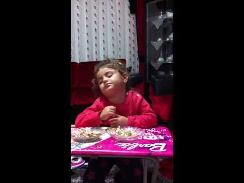UYUKLAYARAK ÇEKİRDEK ÇİTLEYEN ÇOCUK