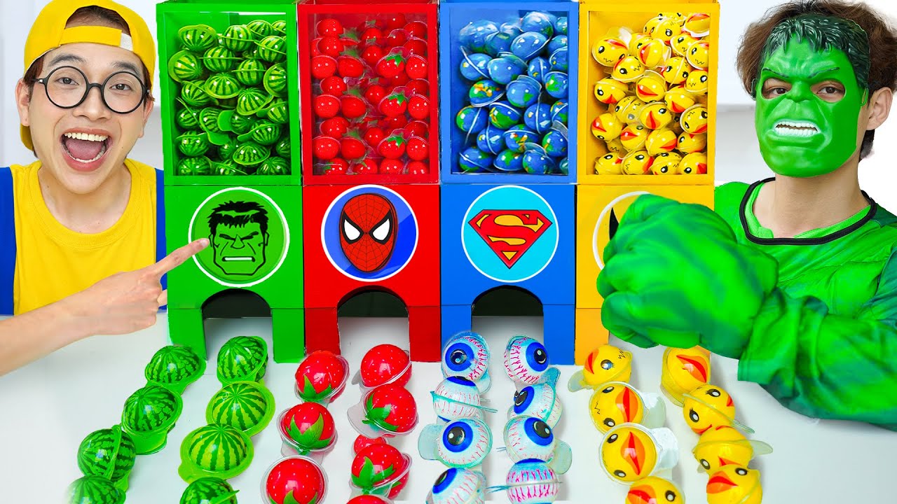 BooTiKaTi Play with the MYSTERY Superhero Gumball Candy Machine! - YouTube