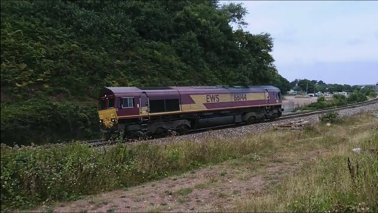 021. EWS Class 66 loco 66144 & DMUs going round the curve at Red Rock ...
