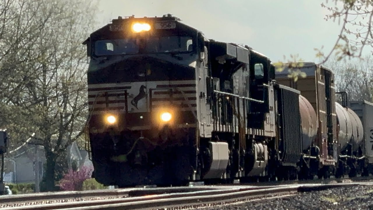 NS 9566 Old NS paint C44-9W leads NS 18G through Manville NJ 4/15/2024 - YouTube
