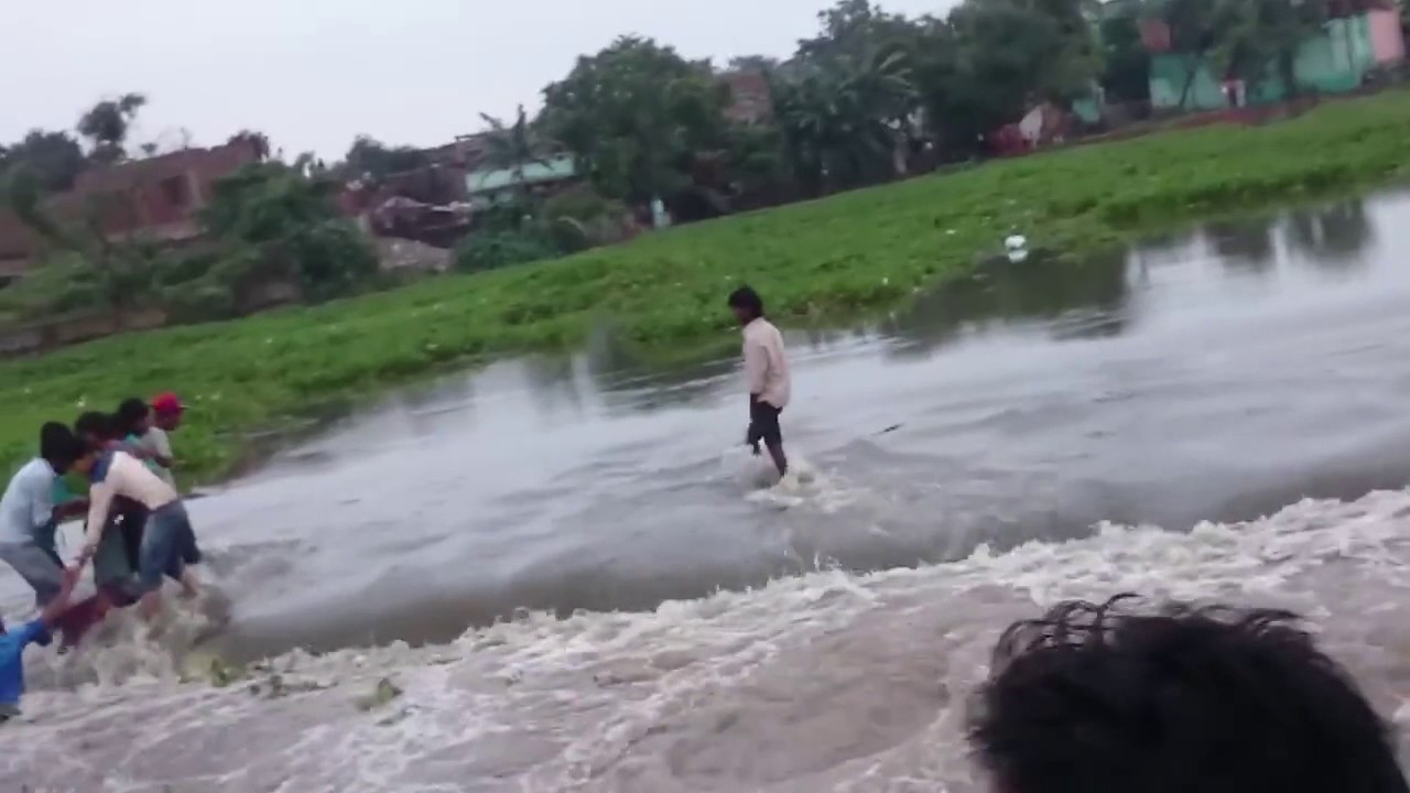 horror flood lady save by young brave guys - YouTube