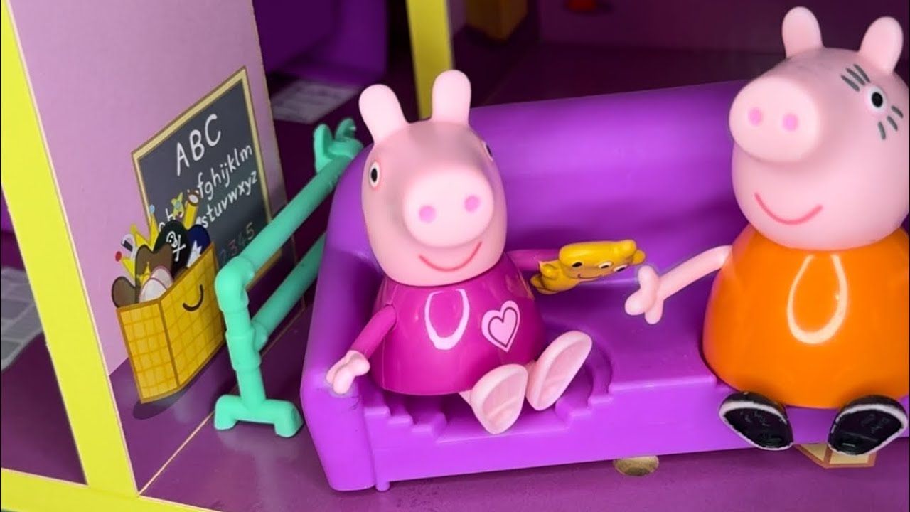 Mama pig reading why a daughter needs a mom book to Peppa Pig - YouTube