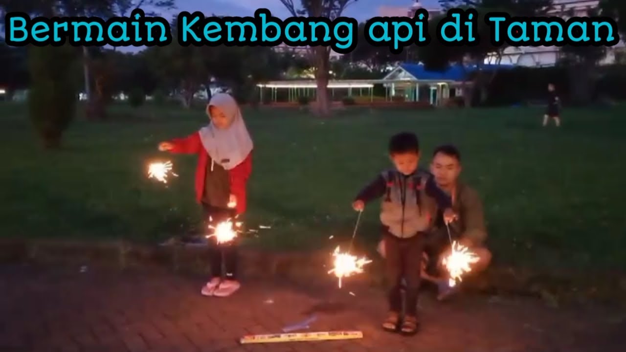 Bermain Kembang api di Taman - YouTube