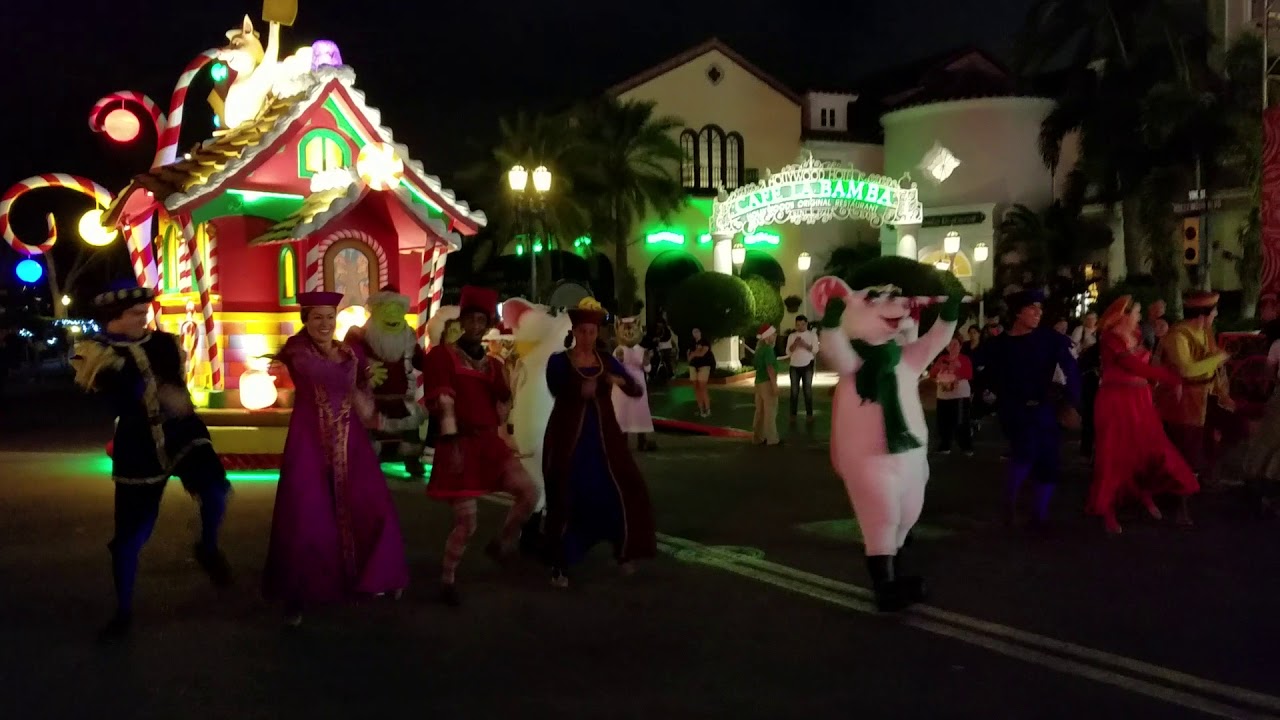 Universal's Holiday Parade-Shrek Villagers - YouTube