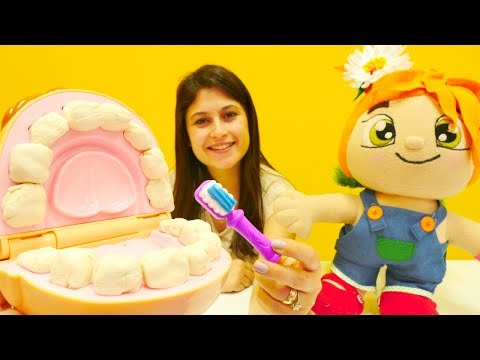 Ayşe Lili’ye diş fırçalamayı öğretiyor