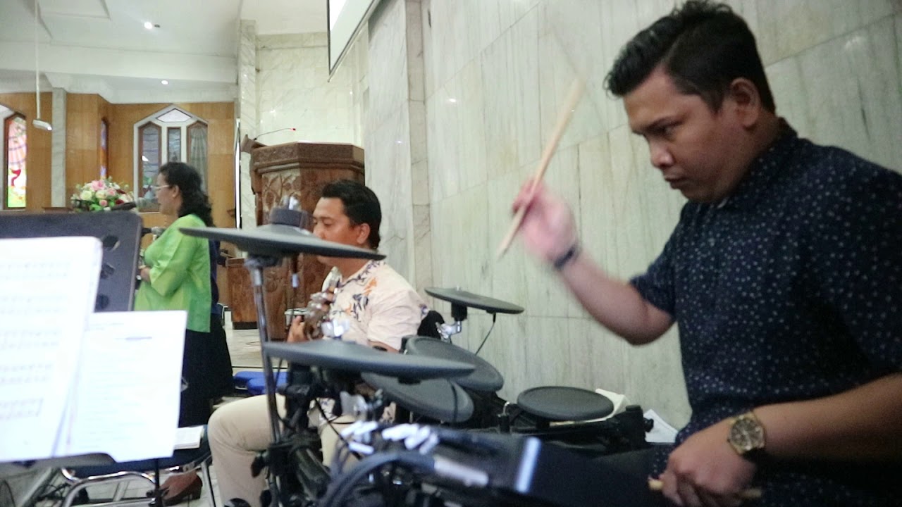 KJ 353 Sungguh Lembut Tuhan Yesus Memanggil - YouTube