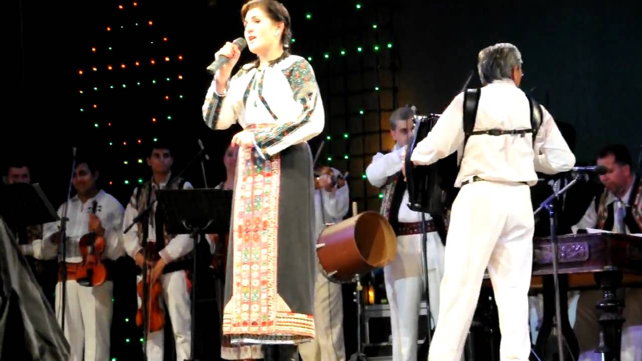 Ansamblul Busuiocul la Hramul Bacaului 2010 (17).AVI - YouTube
