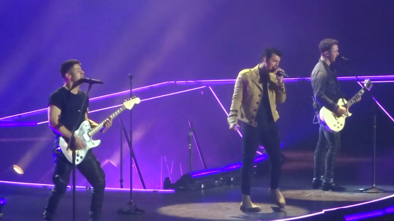 Jonas Brothers - Lovebug (Birmingham, UK 29/01/2020) - YouTube
